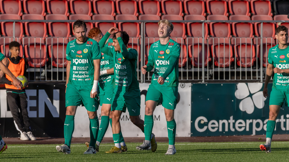 Knuffade tränaren – gav tillbaka: "Jag backade upp farsan"