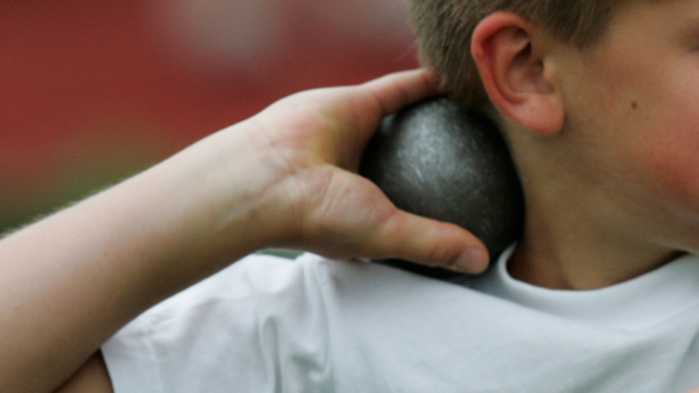 Skolans kulstötning slutade i katastrof – Oskars skalle sprack