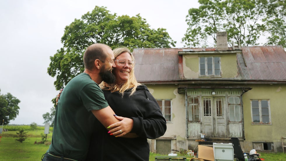 Huset stod öde i 30 år – nu rustar Camilla och Erik upp det
