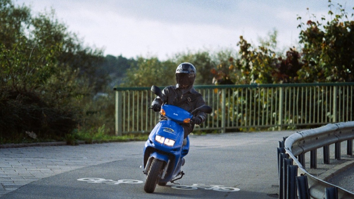 Mopedist körde mot rött – med trimmad moped