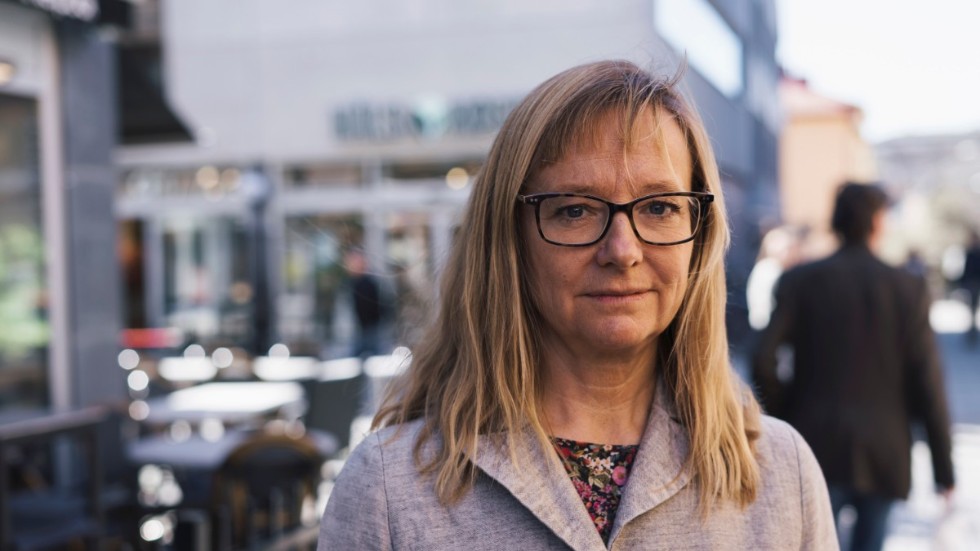 Klätterinbjudande konstverk – precis intill lekplats • "Måste barn ...