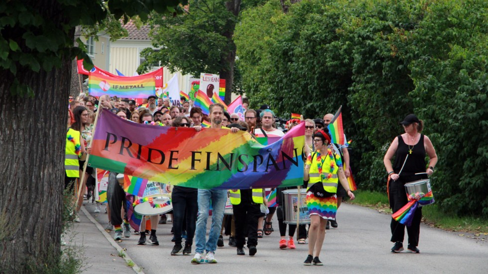 BILDEXTRA: Pridetåget tillbaka i Finspång med 200 deltagare • Arrangören: "Det här behövs"