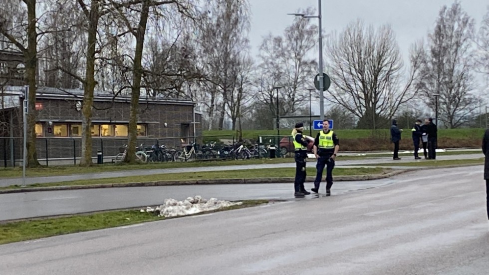 Skola i Motala utrymd efter bombhot • Förvaltningschefen: "Det skulle ...