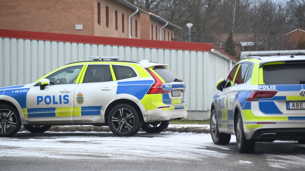 Många polisbilar i bostadsområde
