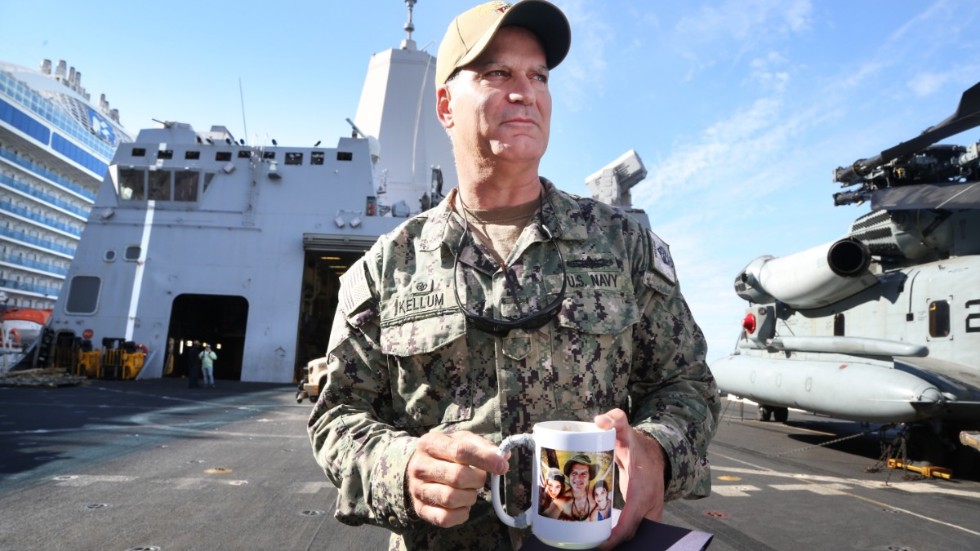 Amerikanske kaptenen: ”Ett ryskt skepp följer oss överallt” • Visar runt på stridsfartyget – och ...