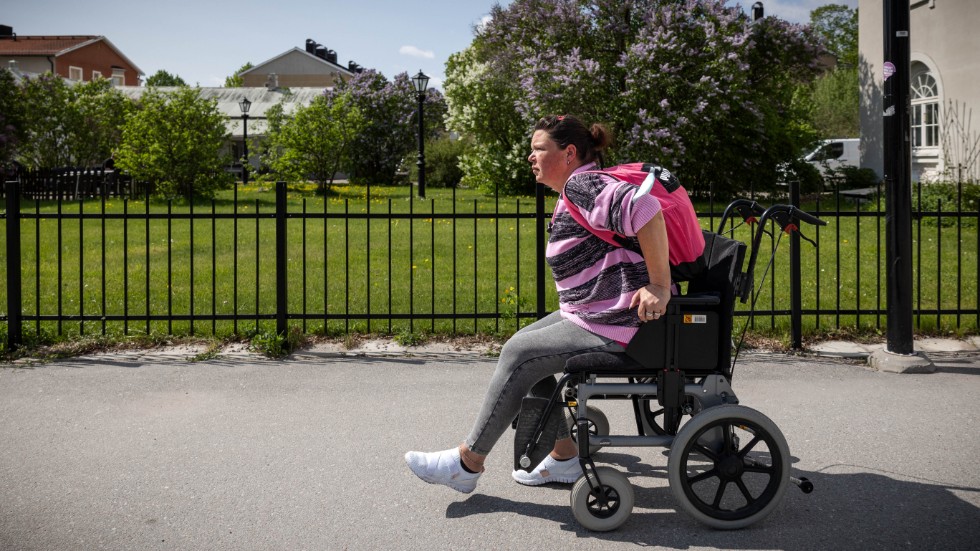 Strokedrabbade Cajsa, 43, nekas elrullstol – isoleras i hemmet