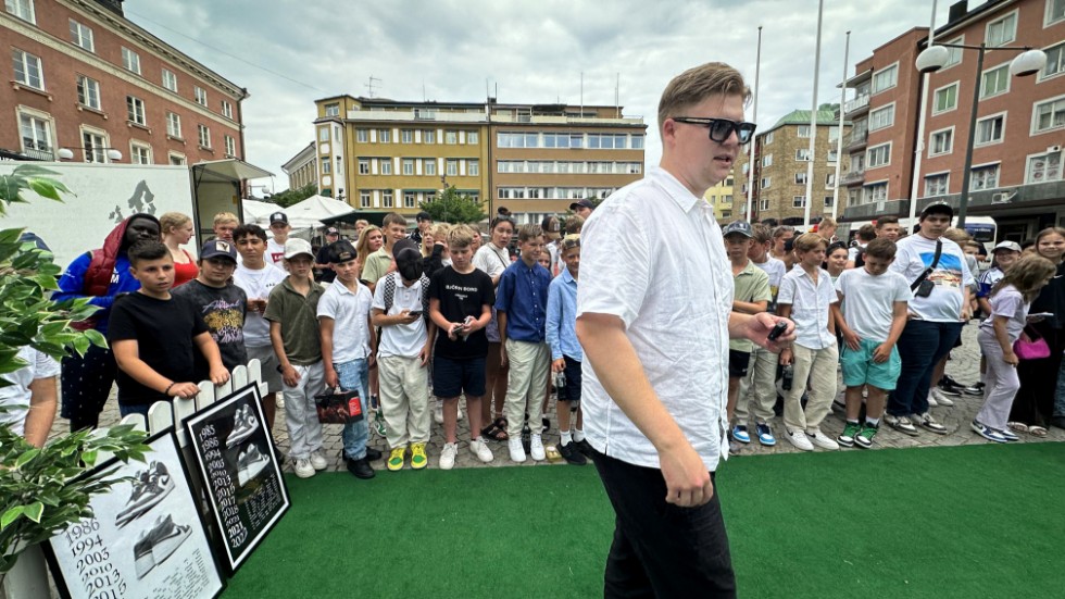 Hysteri när Tiktok-jätten sålde skor på torget