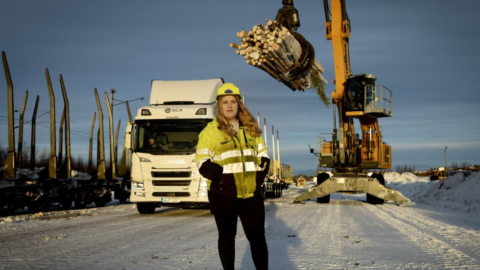 19-åriga Linnea kör världens första eldrivna timmerbil