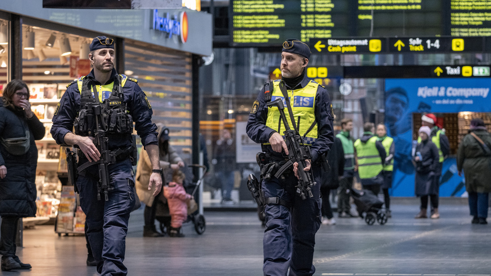 Säkerhetsläget i julhandeln – polischefen: Automatvapen i bilarna