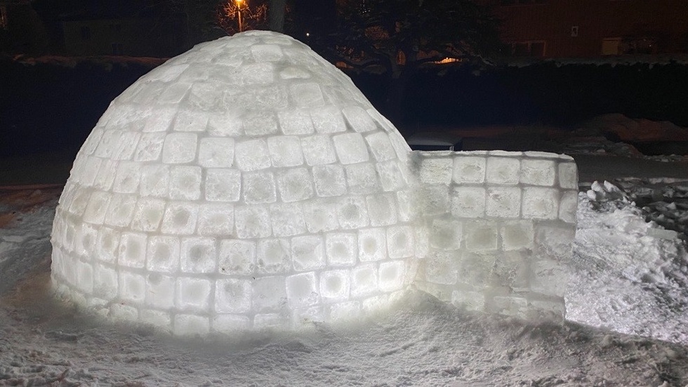 Markus, 17, unika projekt – gjutit 400 isblock till igloo i stan