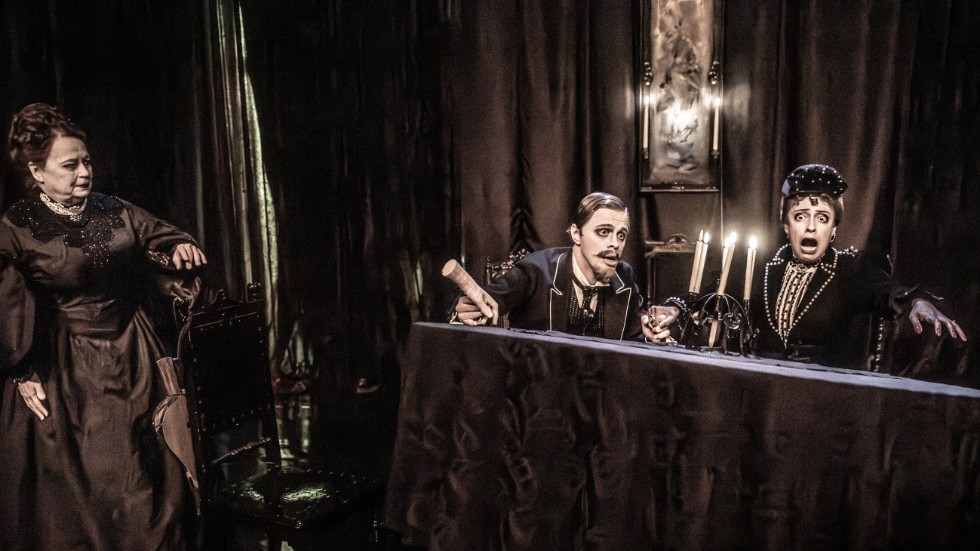 Vadstenaopera med andar, undergång och mystiska maskiner