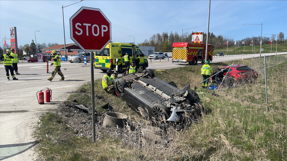 Två personer allvarligt skadade efter olyckan på E22