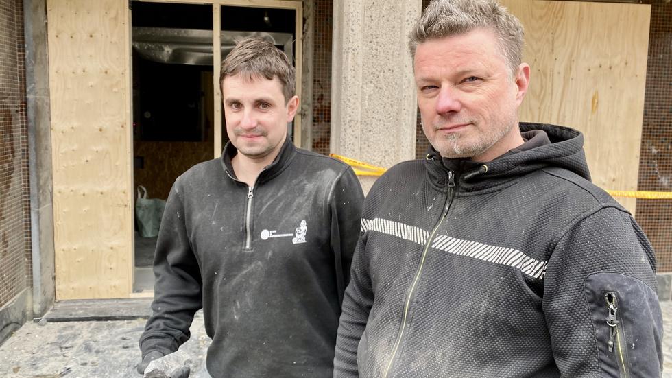 De röjer efter explosionen: Här är kratern i marken vid entrén