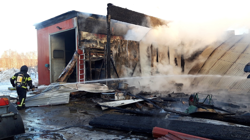 Fullt utvecklad brand i byggnad i Södra Bredåker