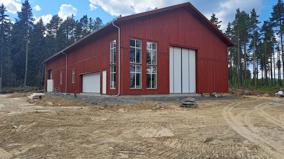 De byggde sitt eget industrihus i hembyn