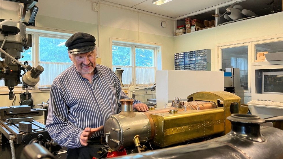 Paret byggde en järnväg på tomten – har kört besökare i 23 år