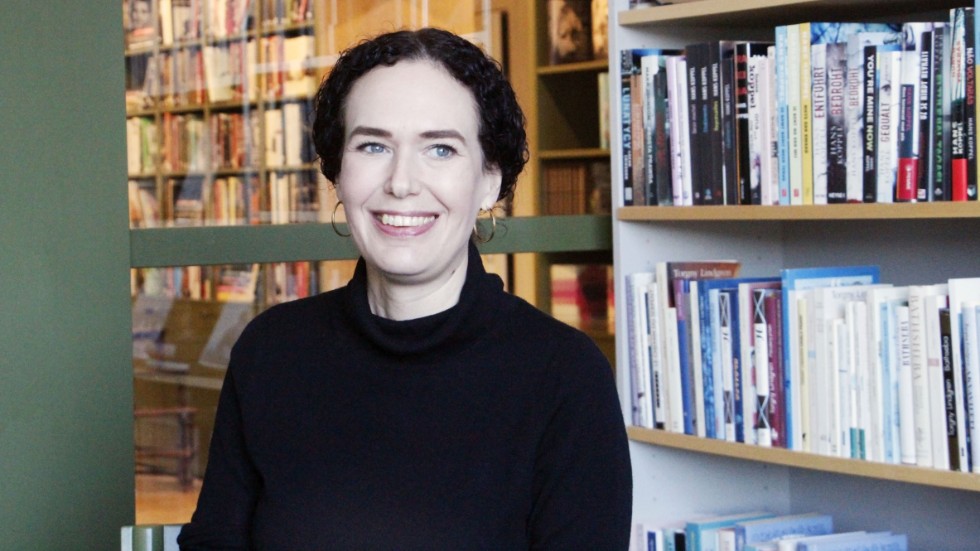 Så överraskade vi den hyllade författaren – här får hon årets Broocmanpris
