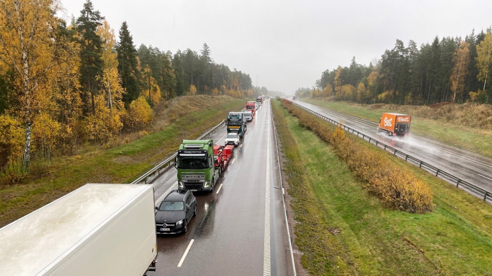 Kvinna omkom i olycka mellan lastbil och personbil på E4
