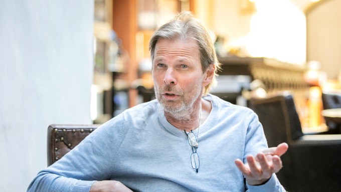 Föräldrarna dog – och han kände ingenting • Med nya boken återvänder ...