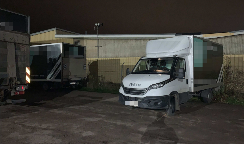 Lastbilstjuvens misstag: Backade rakt in i stängsel