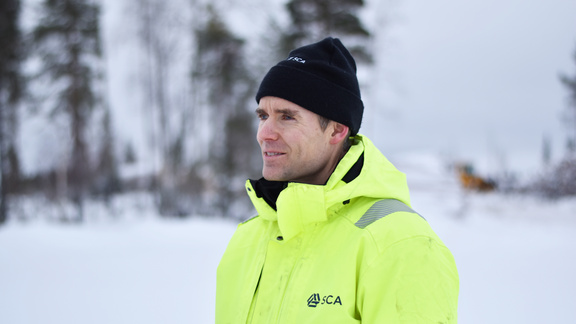 Erik byggde en isväg för att få ut virket från ön