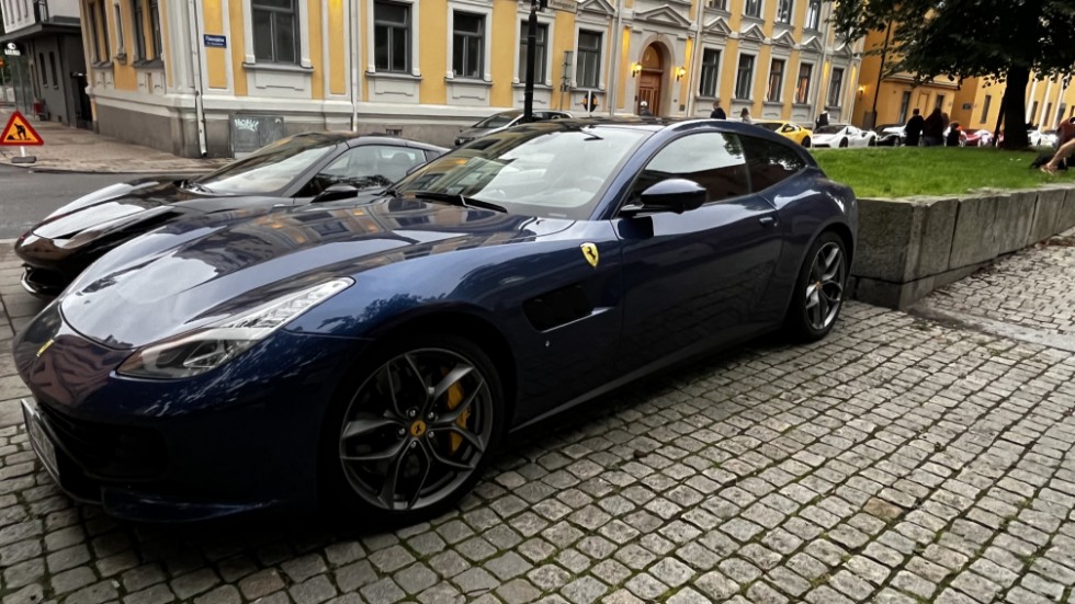 Se Ferraribilarna som samlades i stan