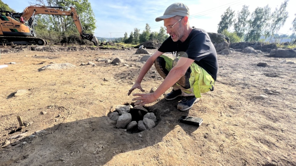 Mänskliga kvarlevor och knivskarpt fynd vid rondellbygget