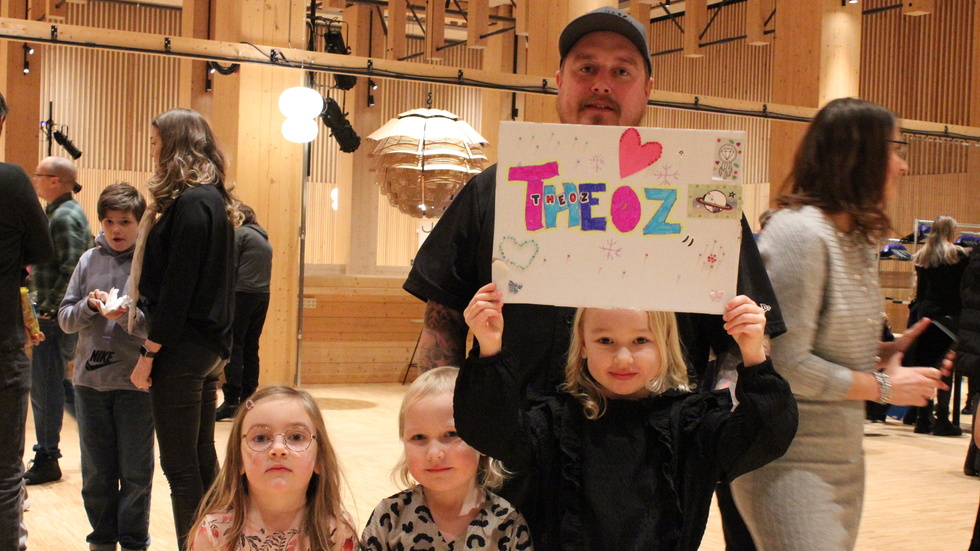 Lång kö när många fans ville träffa Theoz: ”Jag sprang dit”