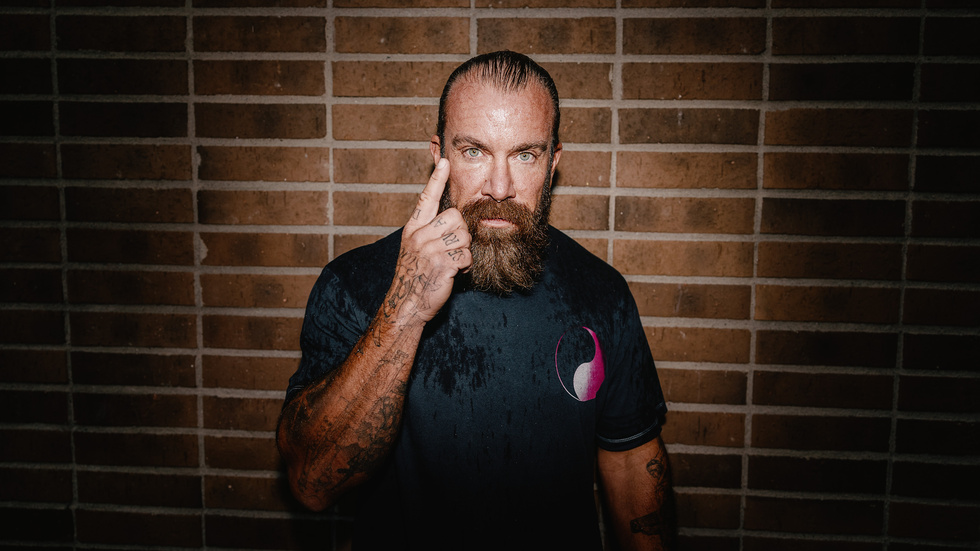 Jan Emanuel spöar på sitt unga jag i provocerande självbiografi