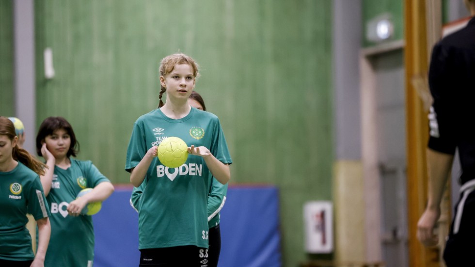 Handbollsspelaren Selma, 11, föddes utan höger hand • "Man kommer långt ...