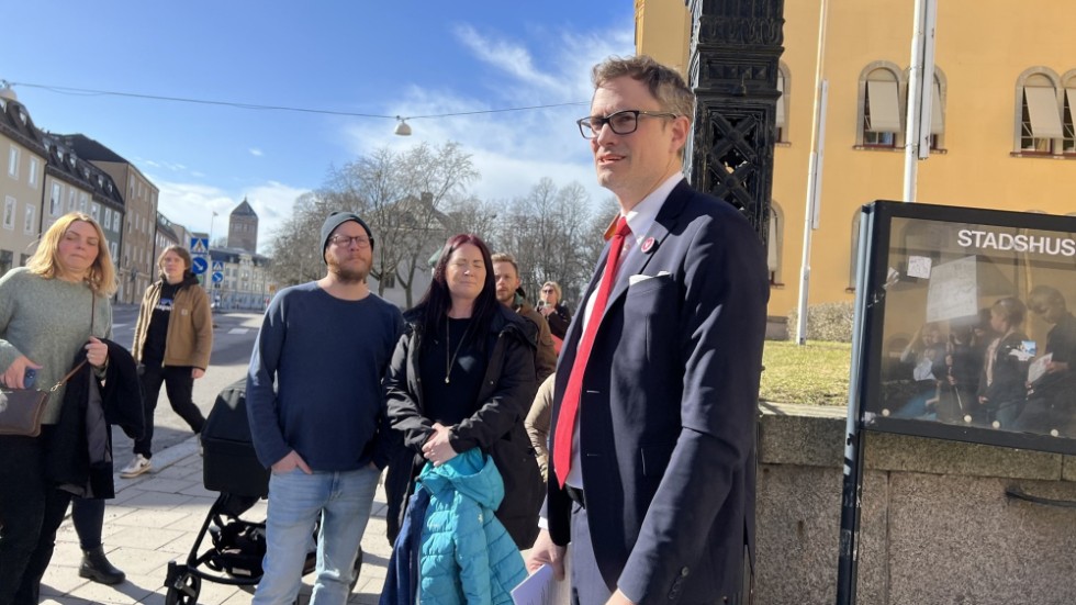 Demonstrationer utanför stadshuset inför beslutet