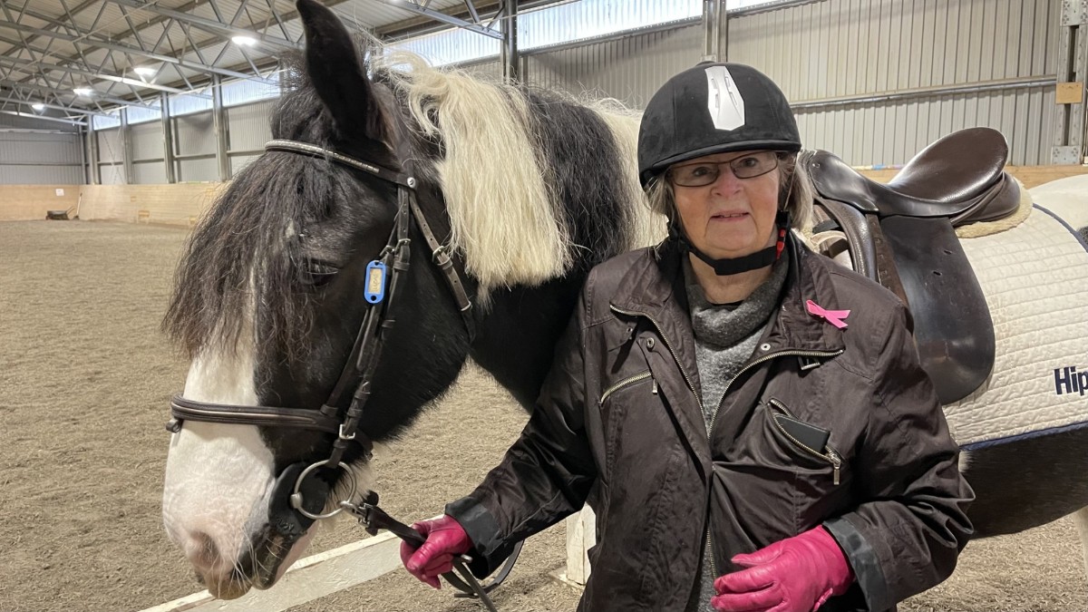 Inga, 83, har just börjat rida: "Åh, vad jag längtat" Ridskolan satsar ...