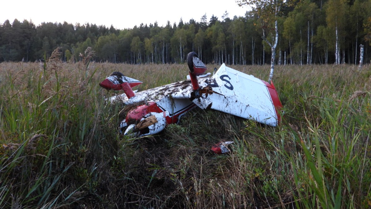 Flygplan fick problem i luften: "Ligger upp och ner i ett kärr"