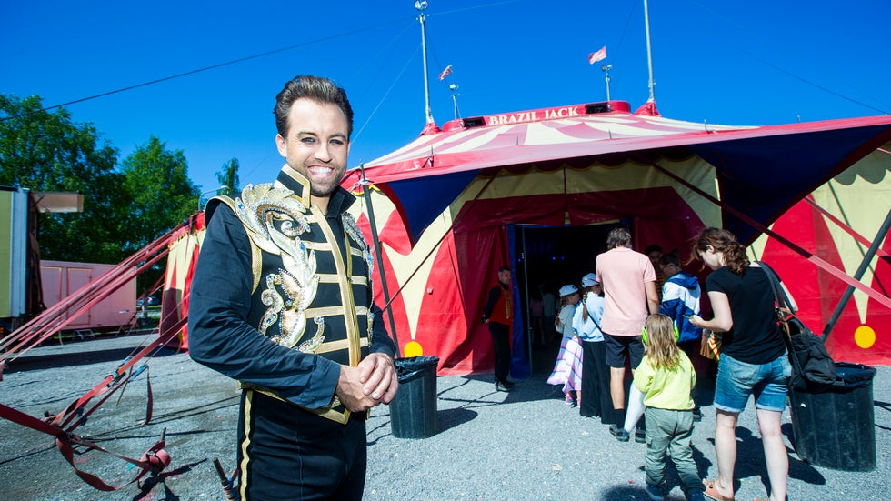 Stort Bildextra Publikfest Med Farliga Trick Och Tappade Byxor