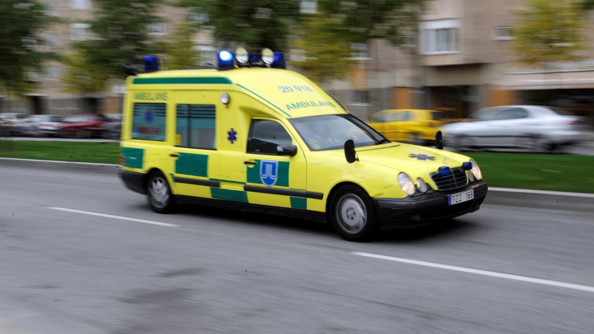 Ambulanspersonal tvingas byta om utomhus