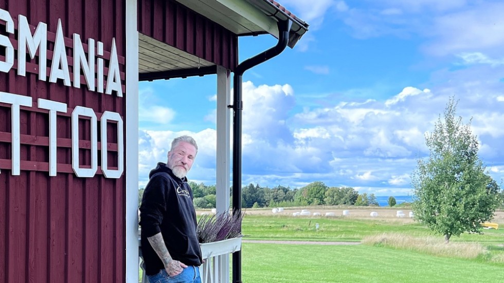 Tatuerare i USA och skurk på film – Nu startar Max egen studio i Ödeshög