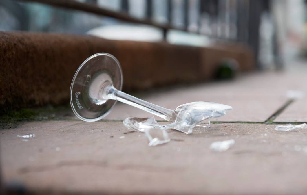 Slog man med vinglas – döms