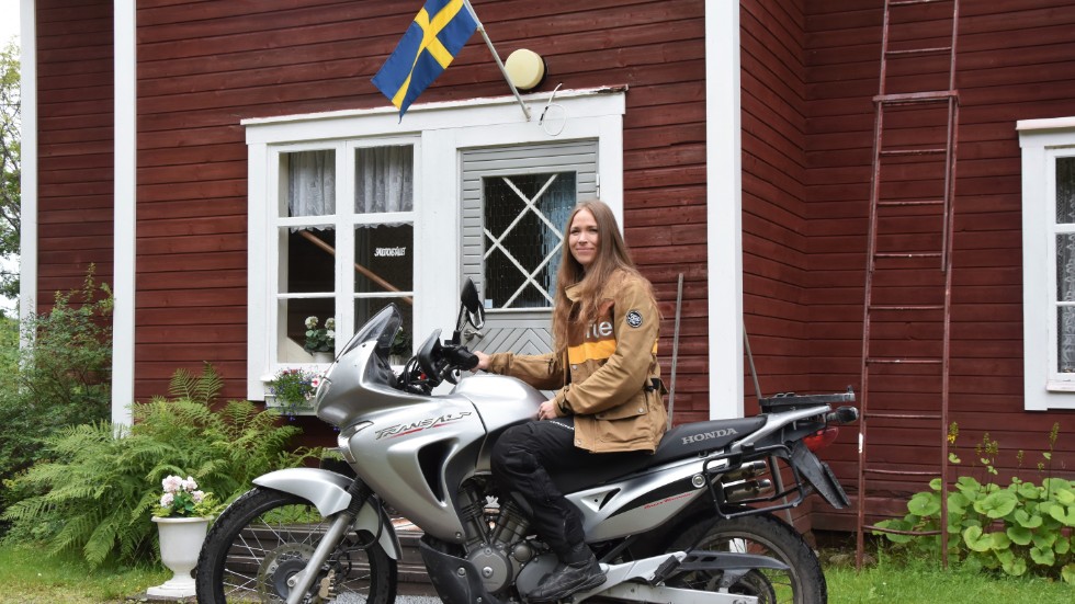 Kristina, 32, sa upp sig från LKAB – gör sin livs resa med hojen