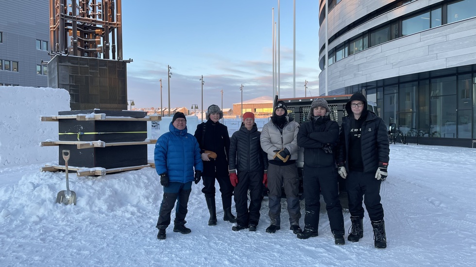 En traktor kommer lastad med snö – snart dags för festival
