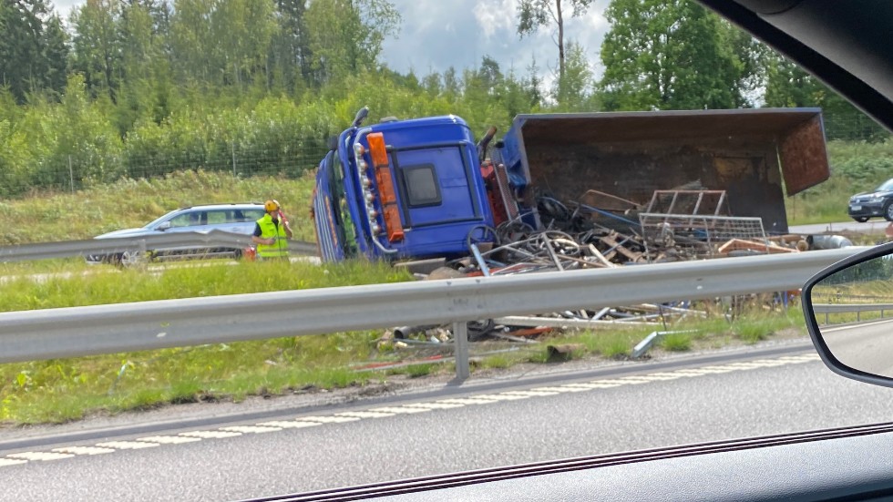 Utdragen insats efter att lastbil vält på E4