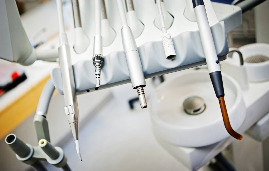 Tandläkare gjorde rotfyllning – armen fattade eld