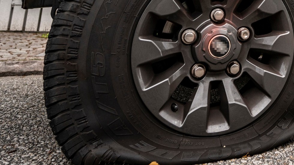 Man körde bil på bara fälgarna – visste inte att det var olagligt