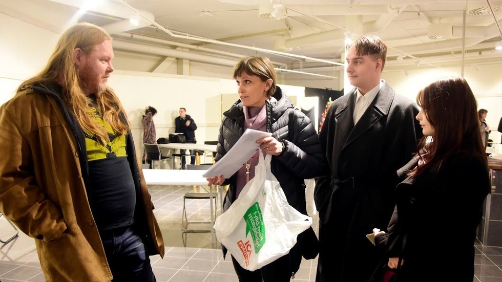 Poeten supersmickrad av elevernas arbete