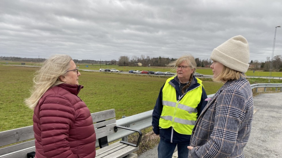 Boende måste passera 100-väg för att ta sig till bussen – efterlyser säkrare korsning: "Man ...
