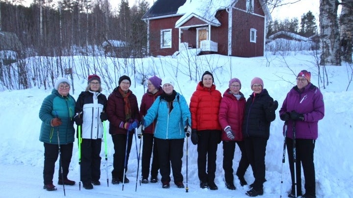Damerna promenerar i alla väder