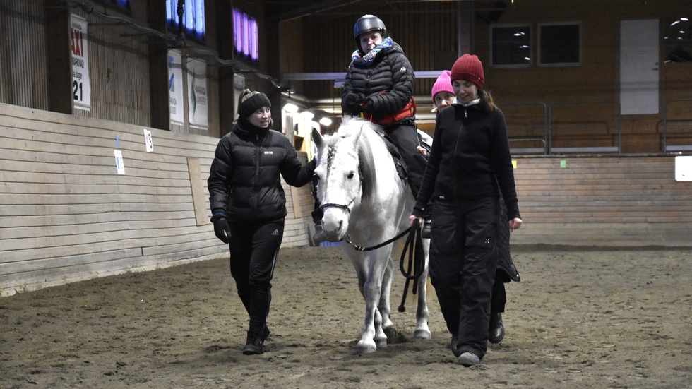 Emmeli lever med en ovanlig diagnos – hittade glädjen i ridningen