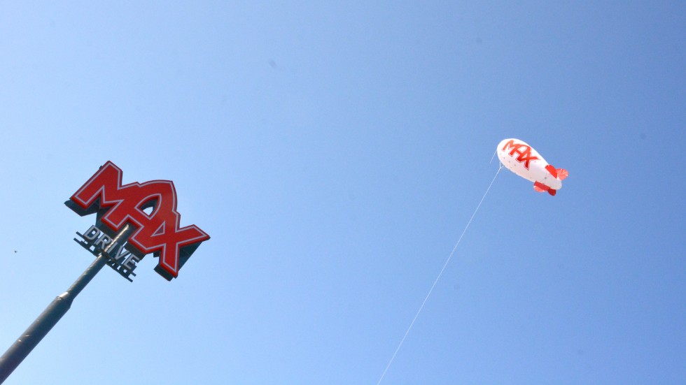 Solgass när MAX-restaurang öppnade i Åby