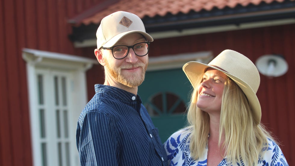 Matchade slumpmässigt på Tinder – nu har de hittat hem på landet