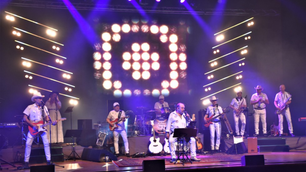 Kaféägaren Jessica får sjunga duett med stjärnan