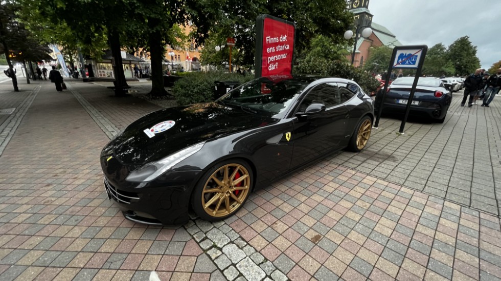 Se Ferraribilarna som samlades i stan
